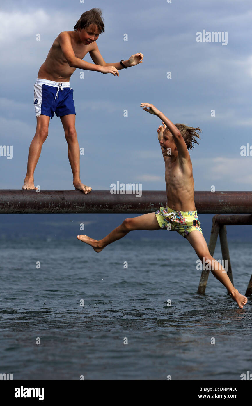Sibling fight beach hi-res stock photography and images - Alamy