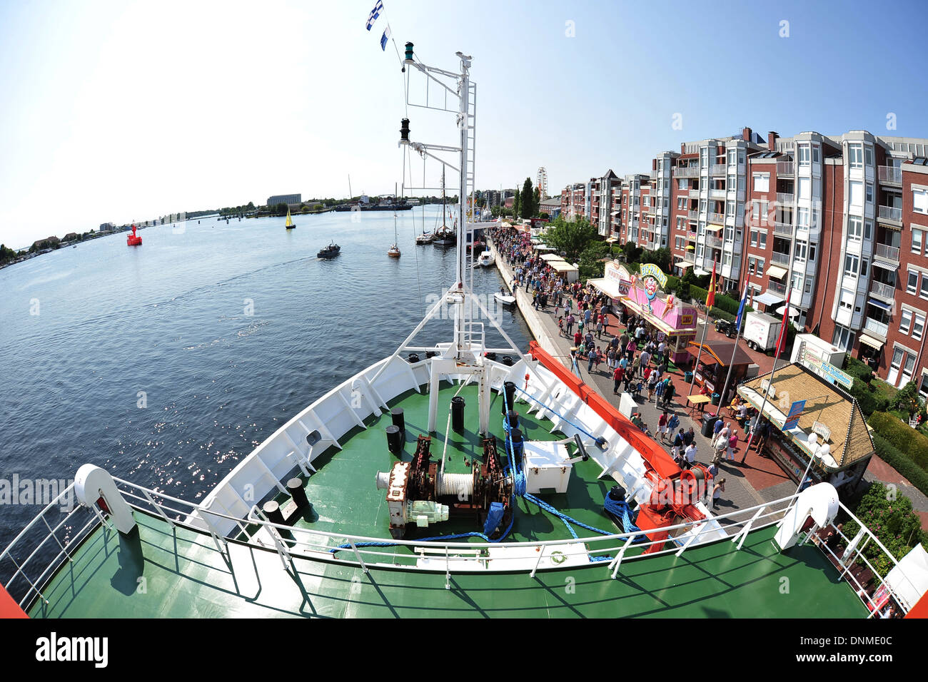 Wilhelmshaven, Germany, visitors at the weekend on the Jade on Bontekai ...