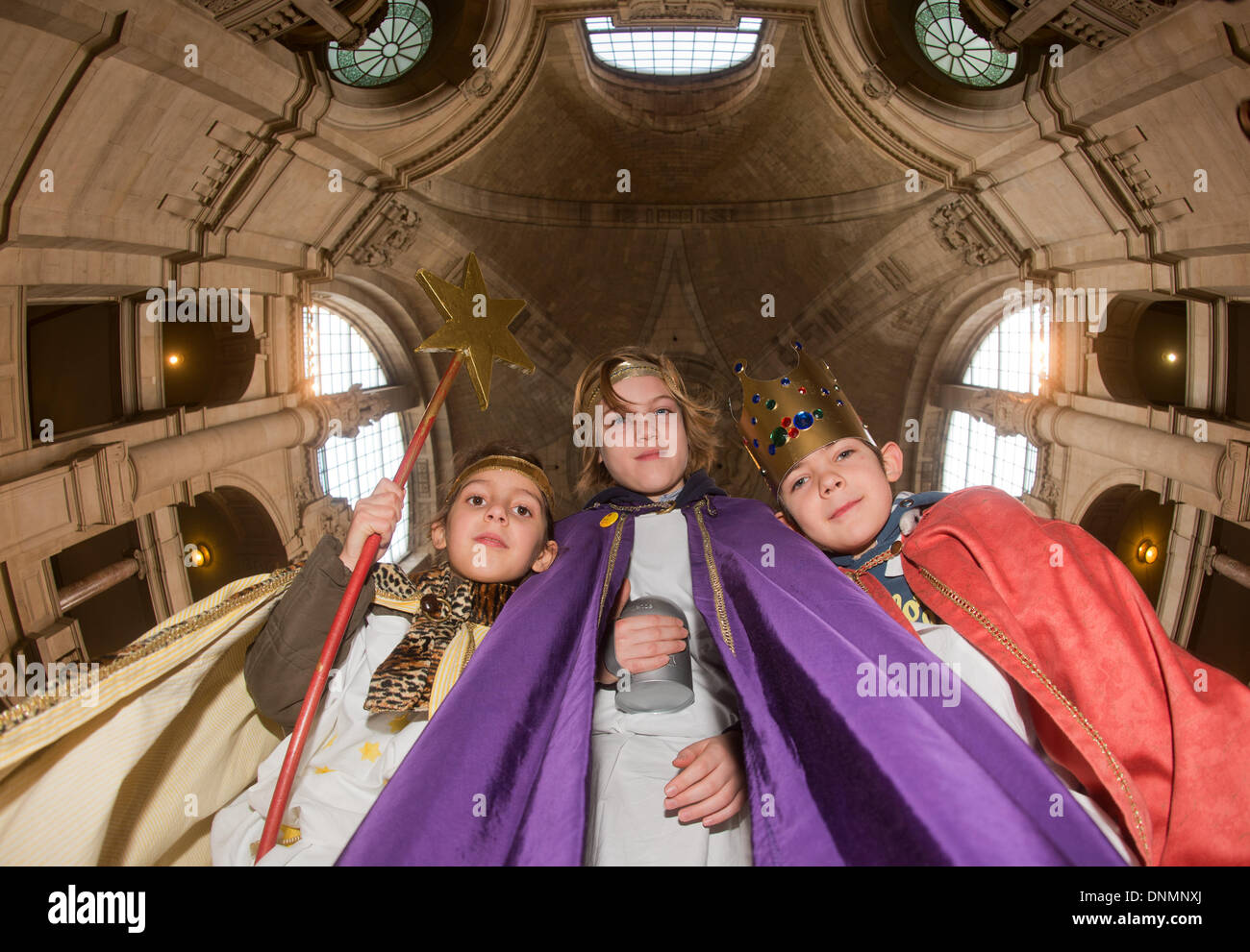 Hanover, Germany. 02nd Jan, 2014. Three carolers, Isaura Predicat (L-R ...