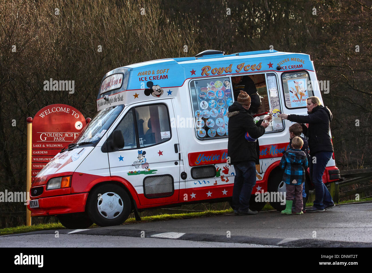 Ice Cream Van Queue High Resolution Stock Photography and Images - Alamy