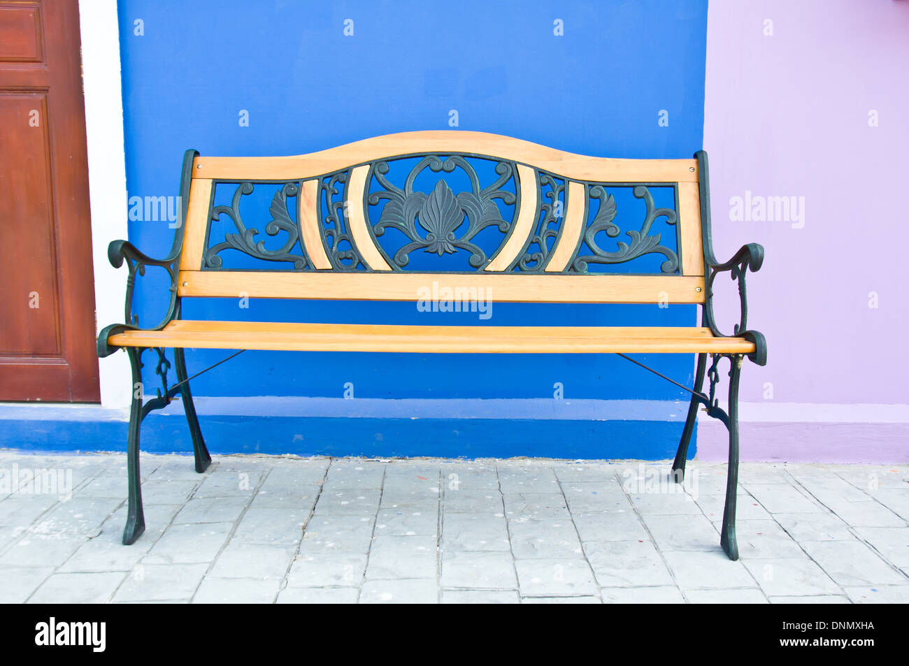 Empty bench hi-res stock photography and images - Alamy