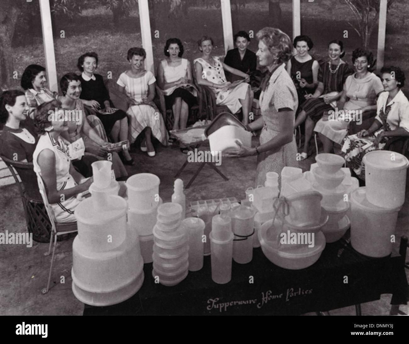 Tupperware party 1950s hi-res stock photography and images - Alamy