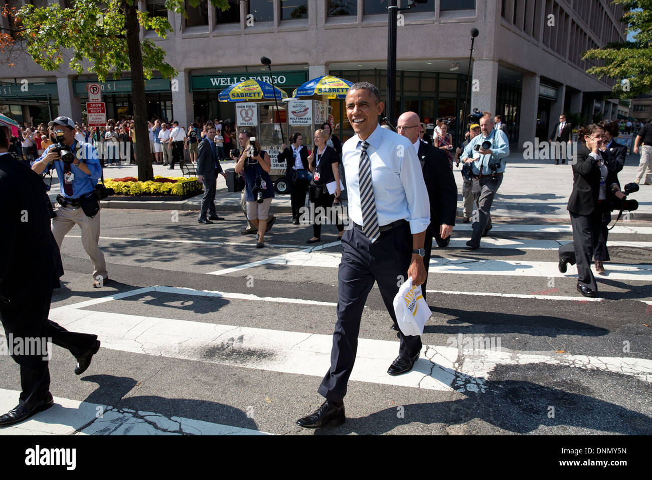 Walking lunch deli dc shutdown hi-res stock photography and images - Alamy