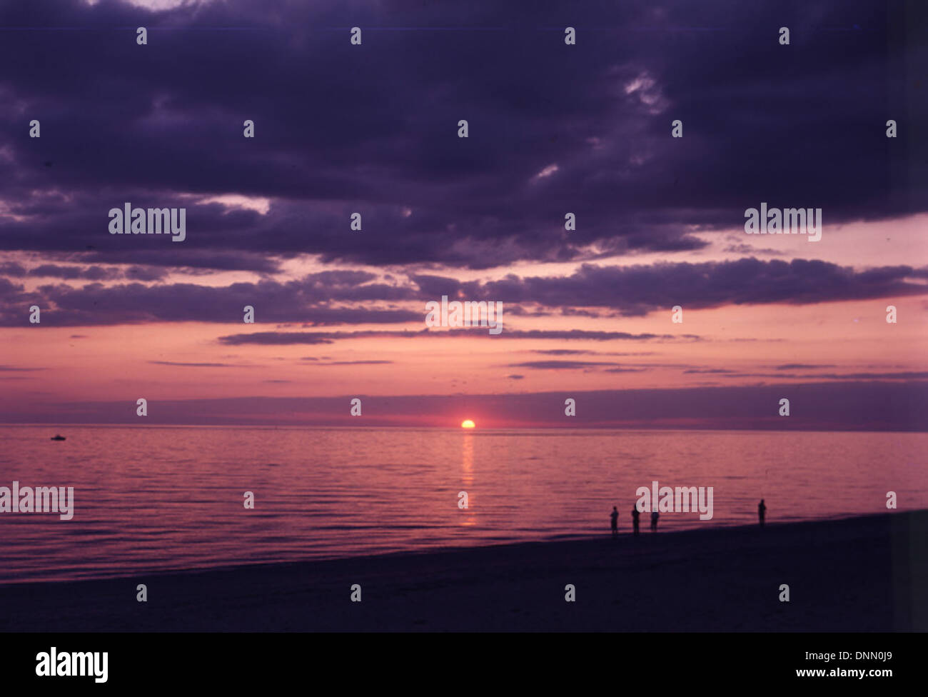 Beach scene 1970s hi-res stock photography and images - Alamy