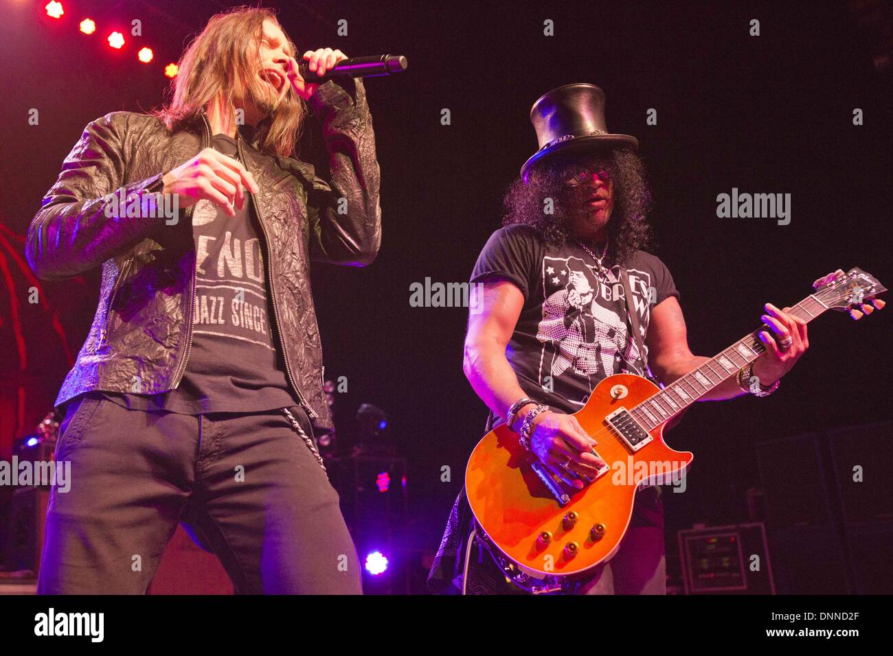 Slash vocalist hi-res stock photography and images - Alamy