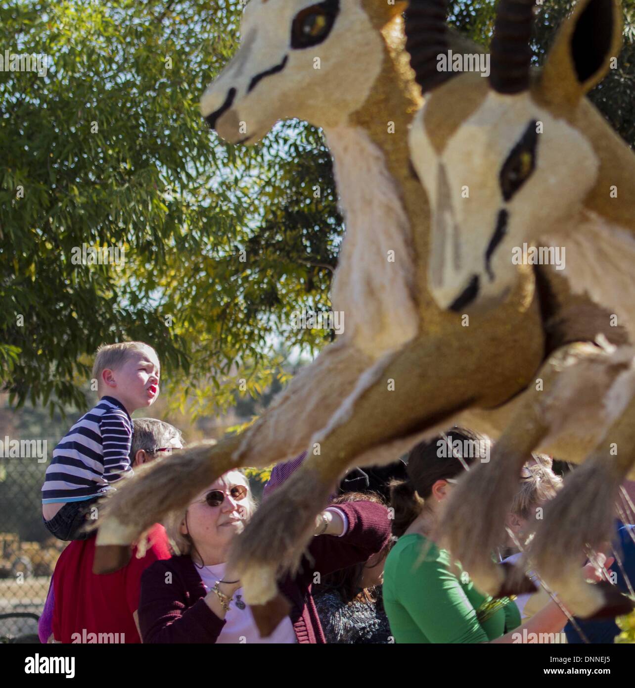 Los Angeles, California, USA. 2nd Jan, 2014. Floats viewers take an up ...