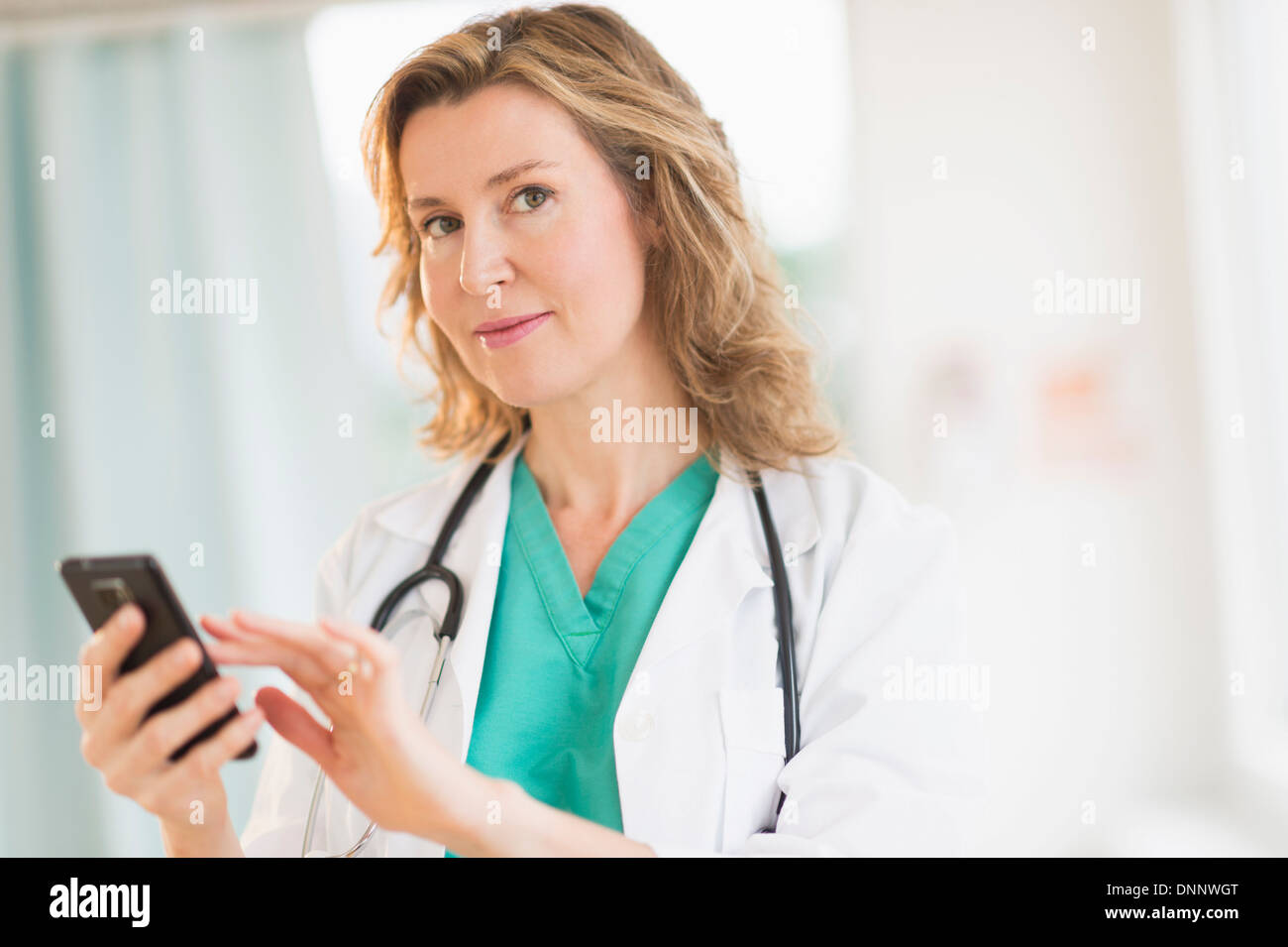 Female doctor cellphone hi-res stock photography and images - Alamy