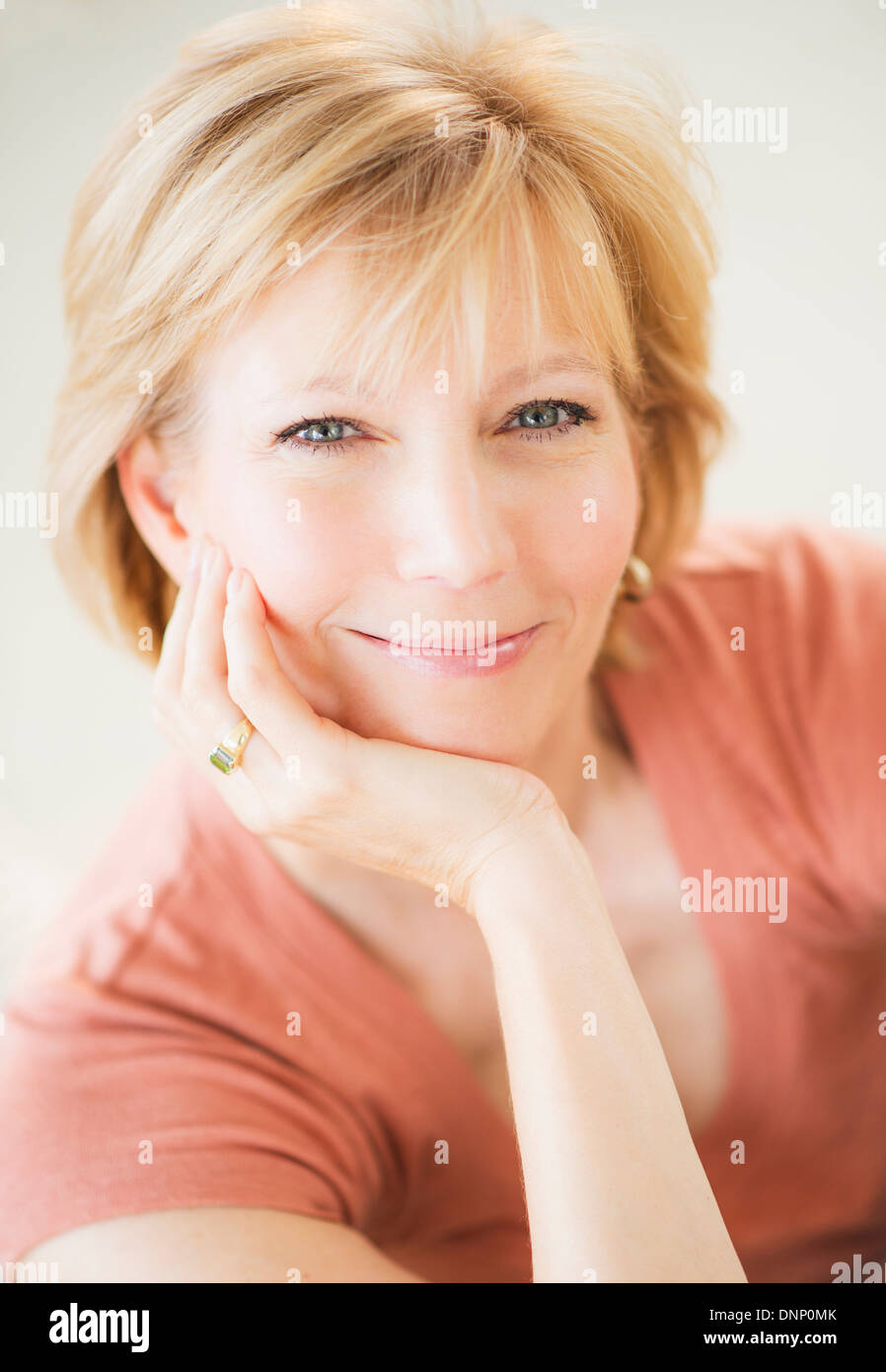 Genuine smile woman hi-res stock photography and images - Alamy