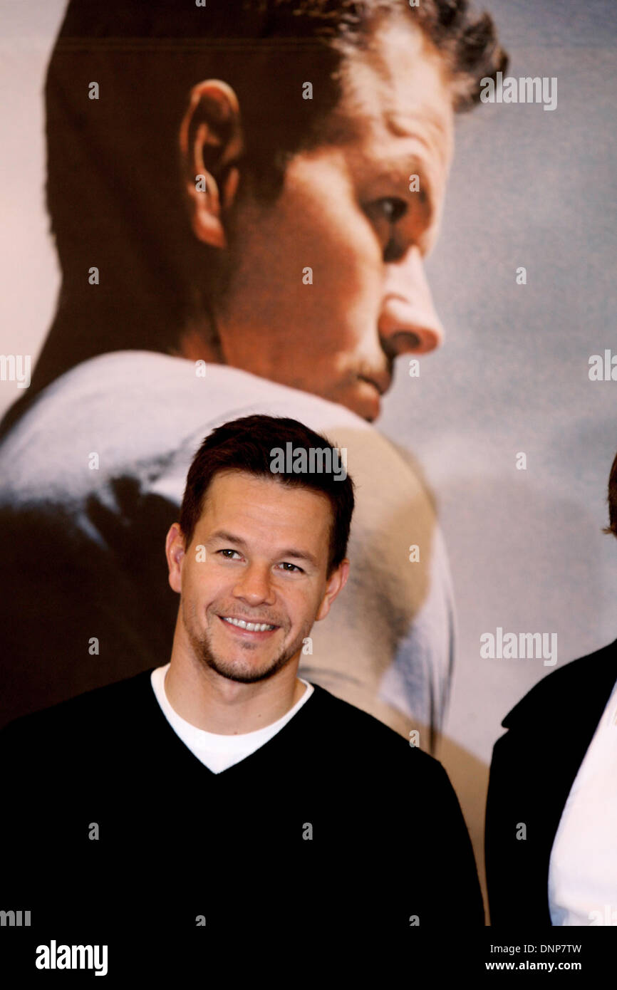 Mark Wahlberg at the photocall of "Shooter" in Berlin Stock Photo - Alamy