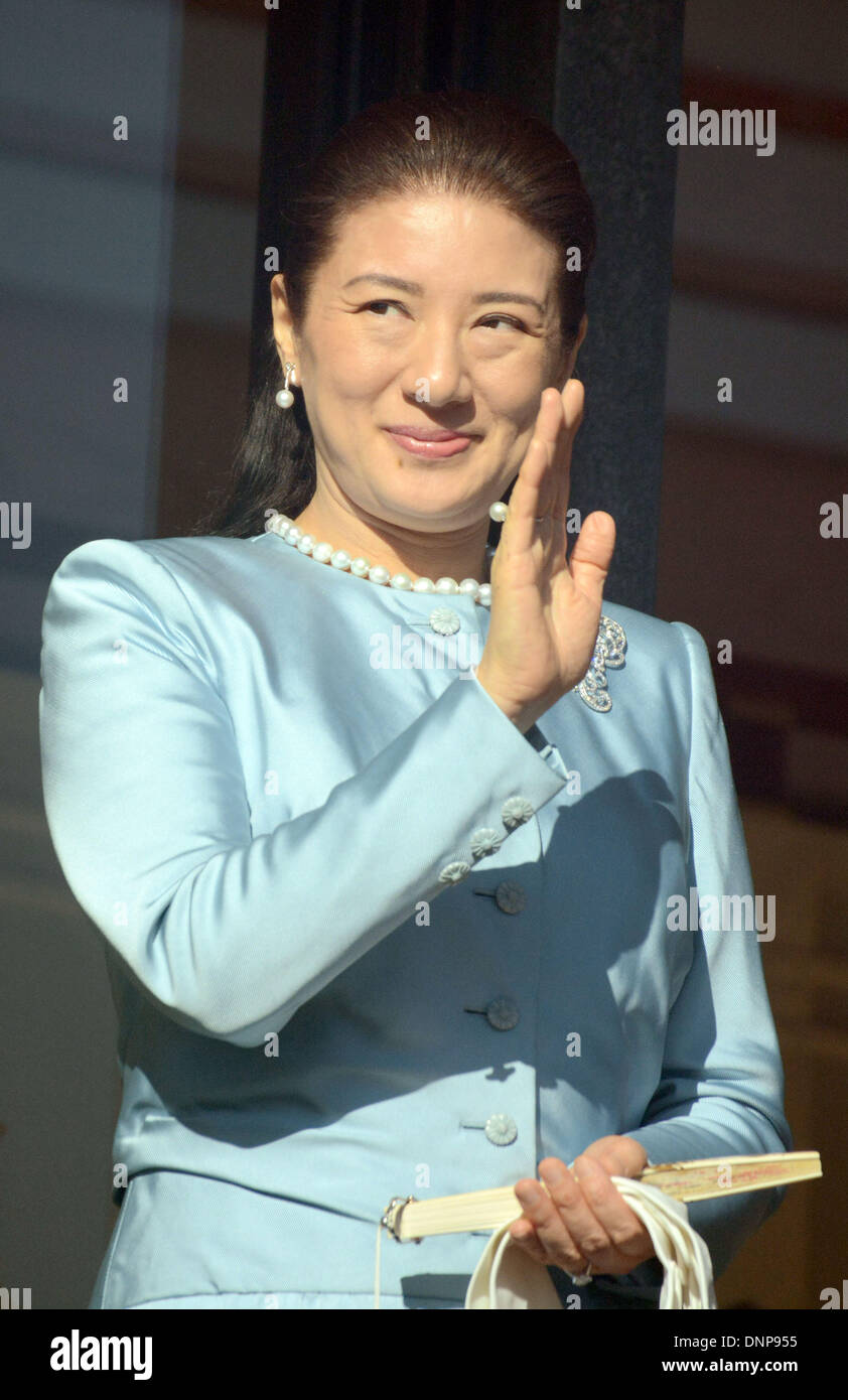 Tokyo, Japan. 2nd Jan, 2014. Princess Masako waves to a throng of well ...