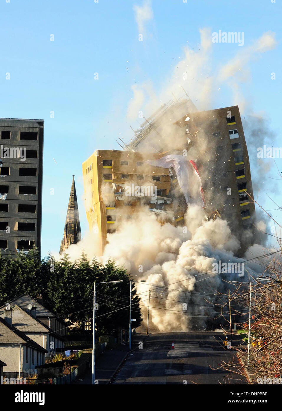 A Glasgow Housing Association multi-storey high rise is demolished on ...