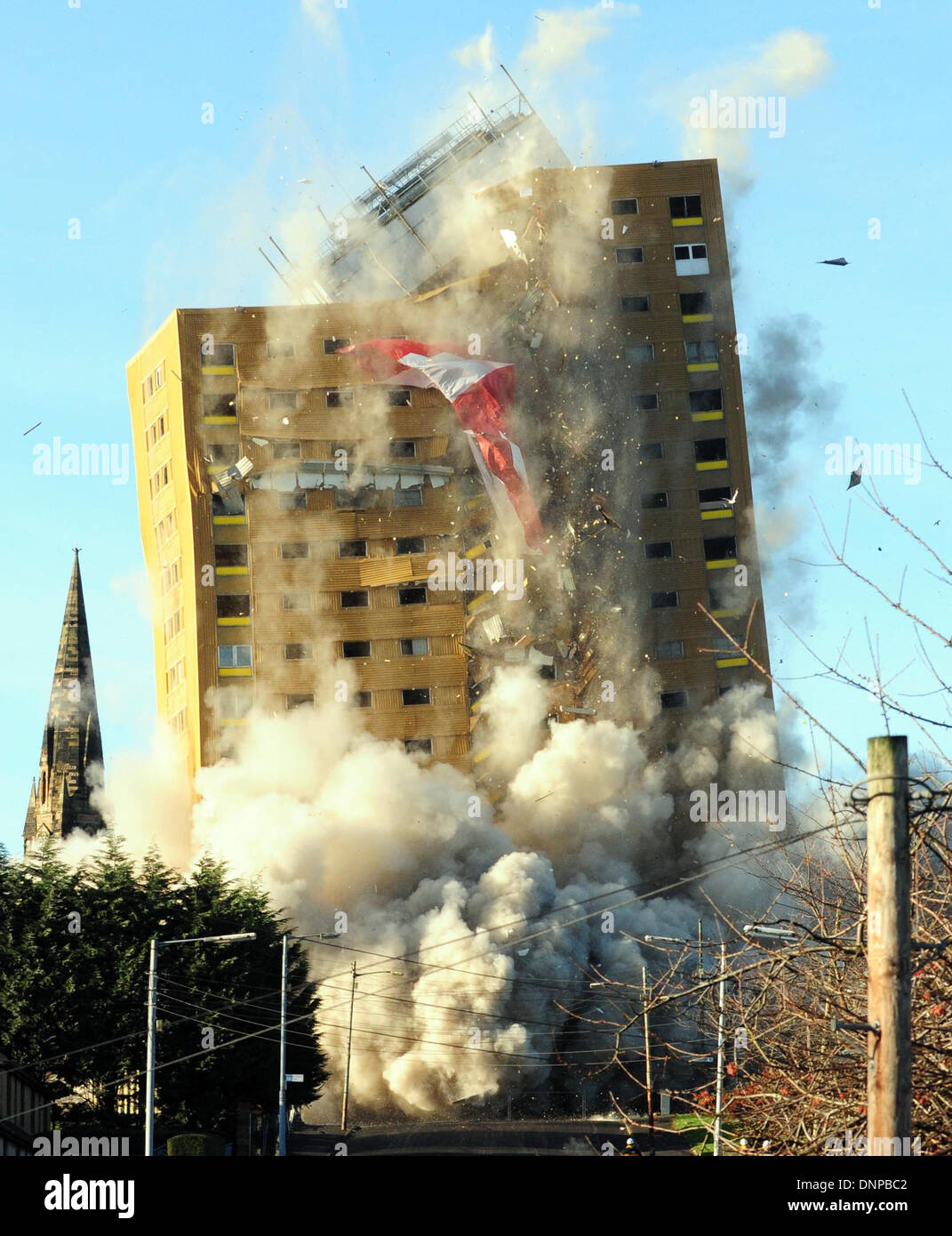 A Glasgow Housing Association multi-storey high rise is demolished on ...