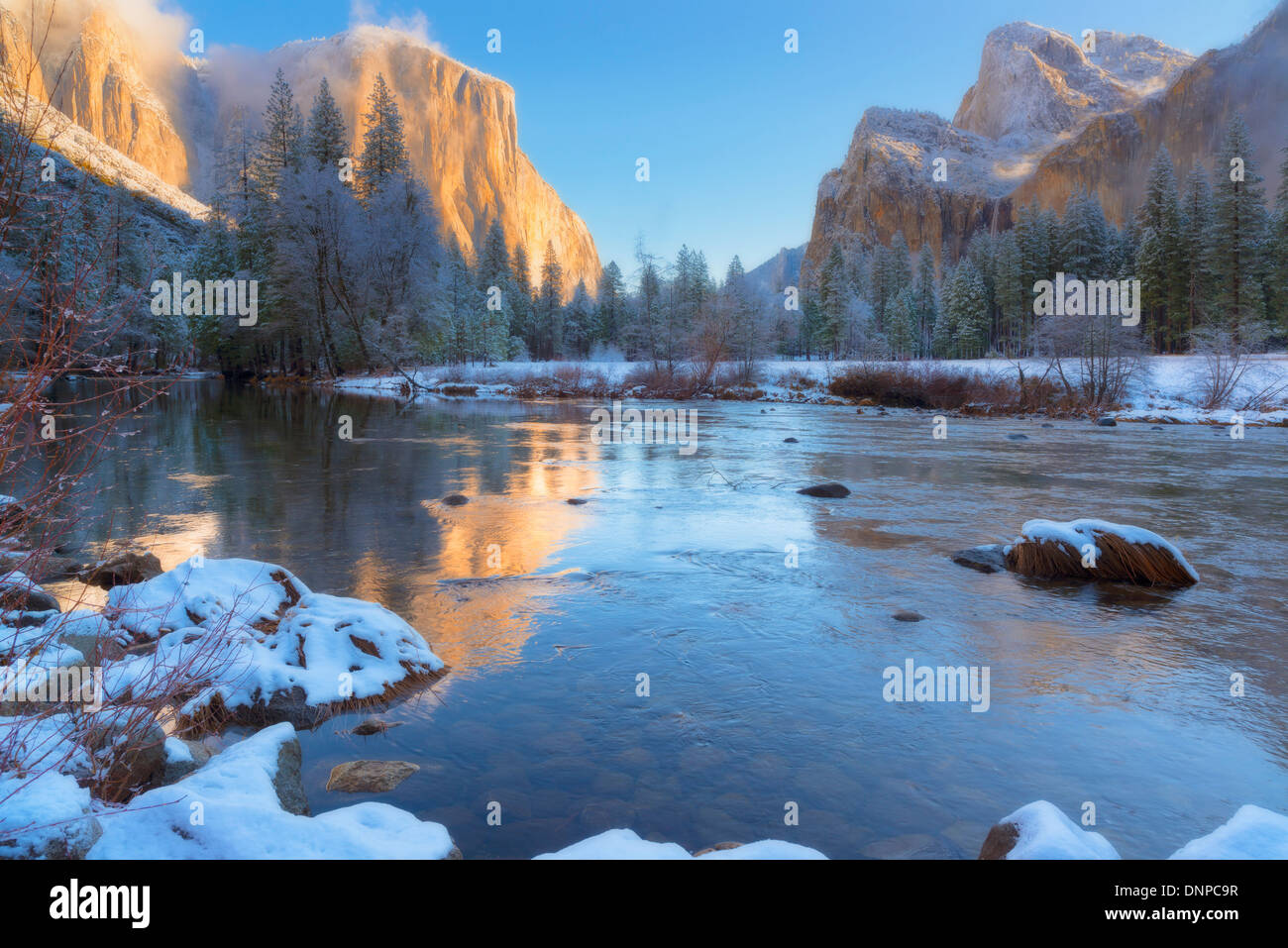 Sunlight over yosemite valley hi-res stock photography and images - Alamy