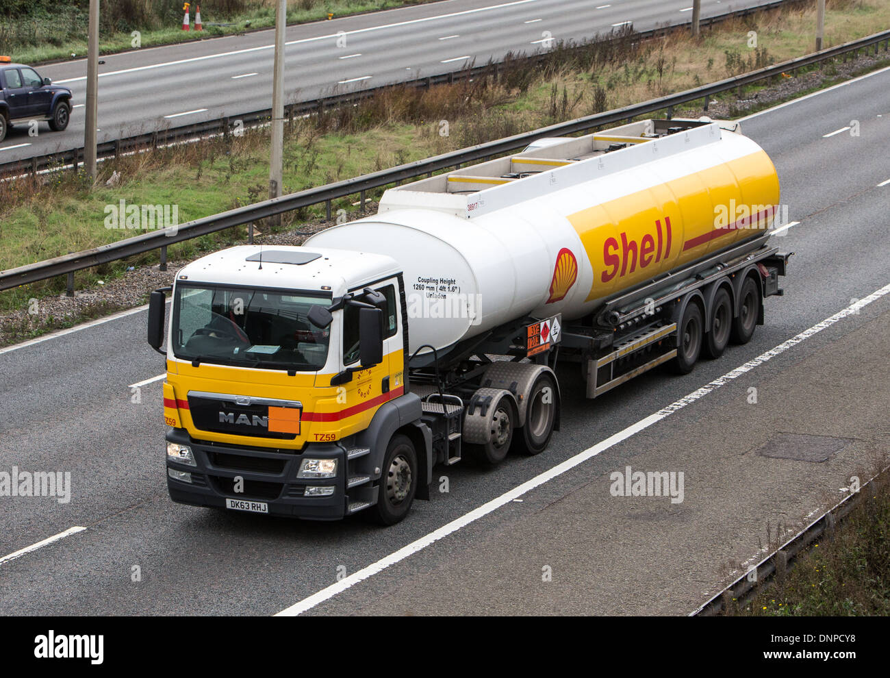 Shell Lorry delivering cargo on the motorway Stock Photo - Alamy
