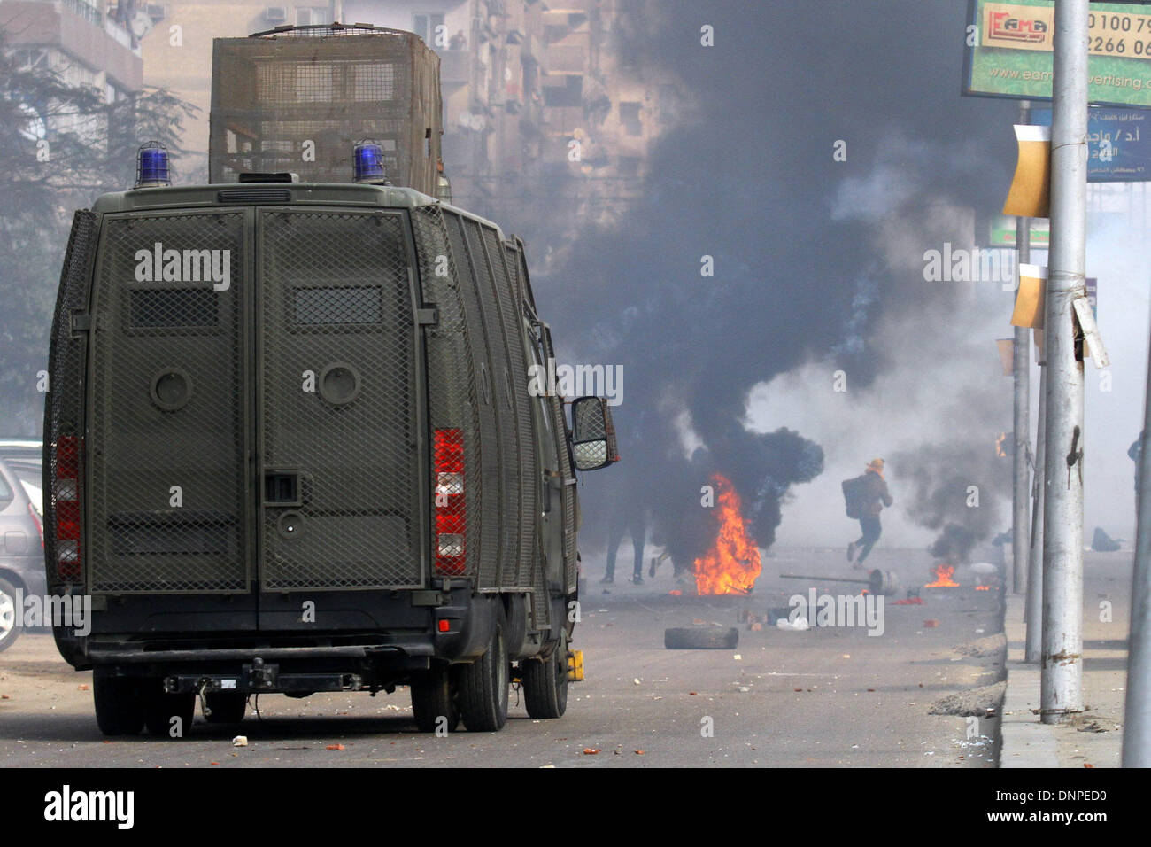 Cairo, Egypt.3rd January 2014. Egyptian anti-riot police forces advance ...