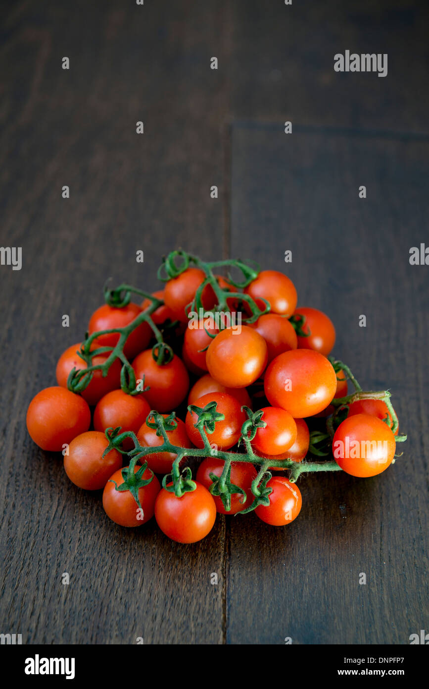 Green tomatoes dark background hi-res stock photography and images - Alamy