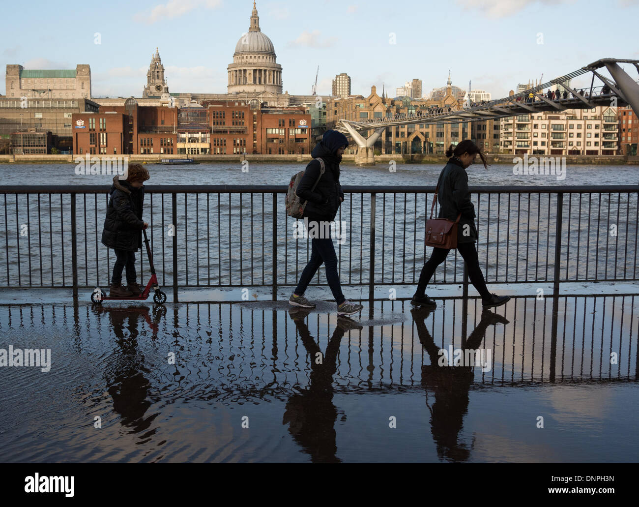 People struggle heavy rain hi-res stock photography and images - Alamy