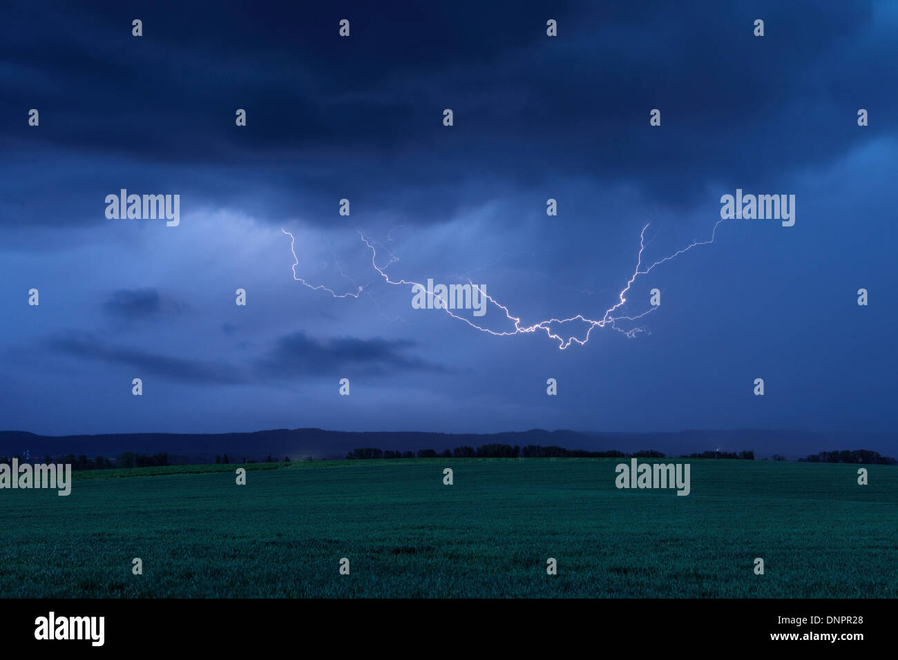 Lightning intensive hi-res stock photography and images - Alamy