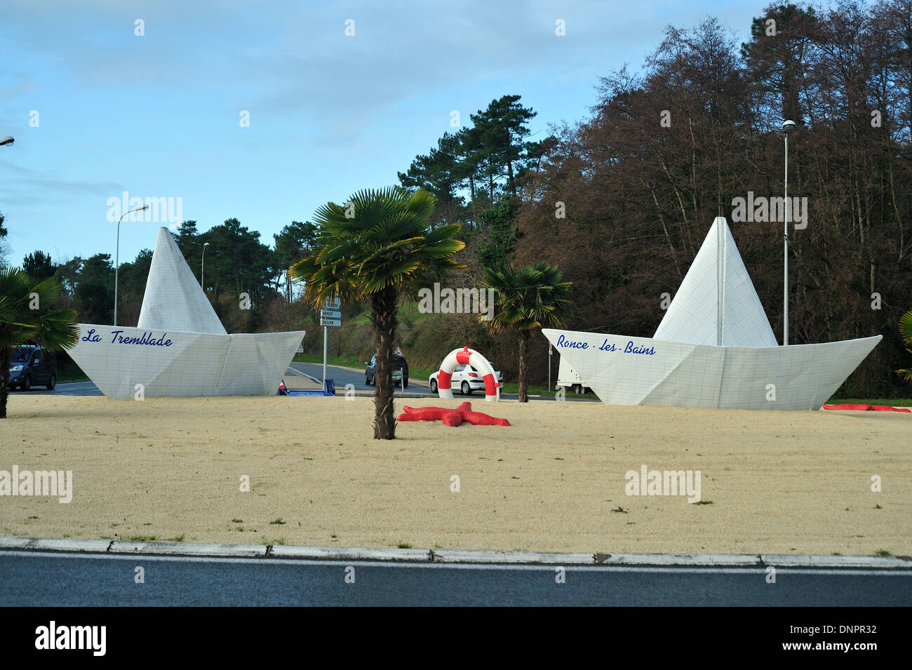 Sculpture paper boats on roundabout hi-res stock photography and images ...