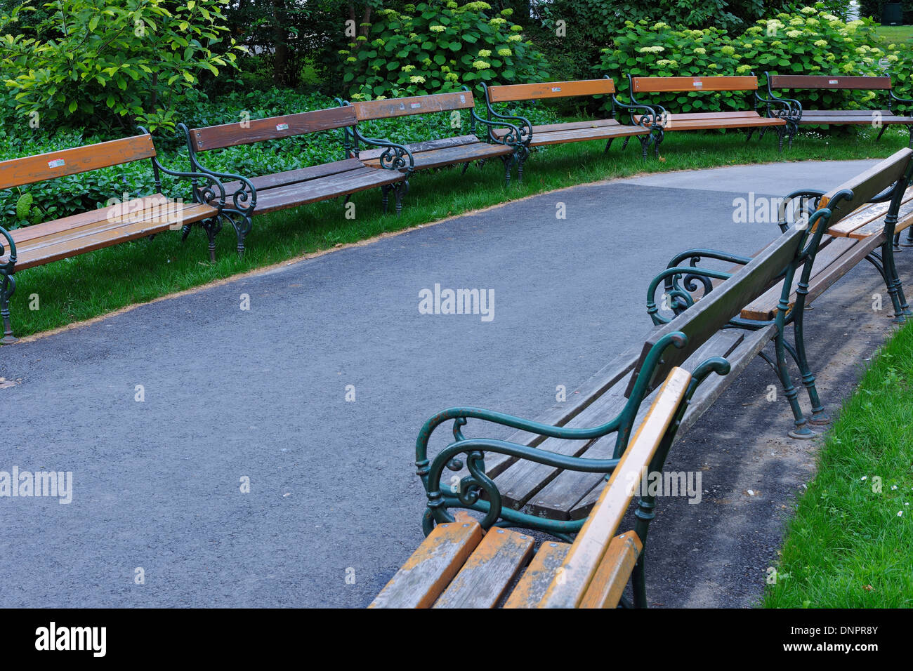 Half circle benches hi-res stock photography and images - Alamy