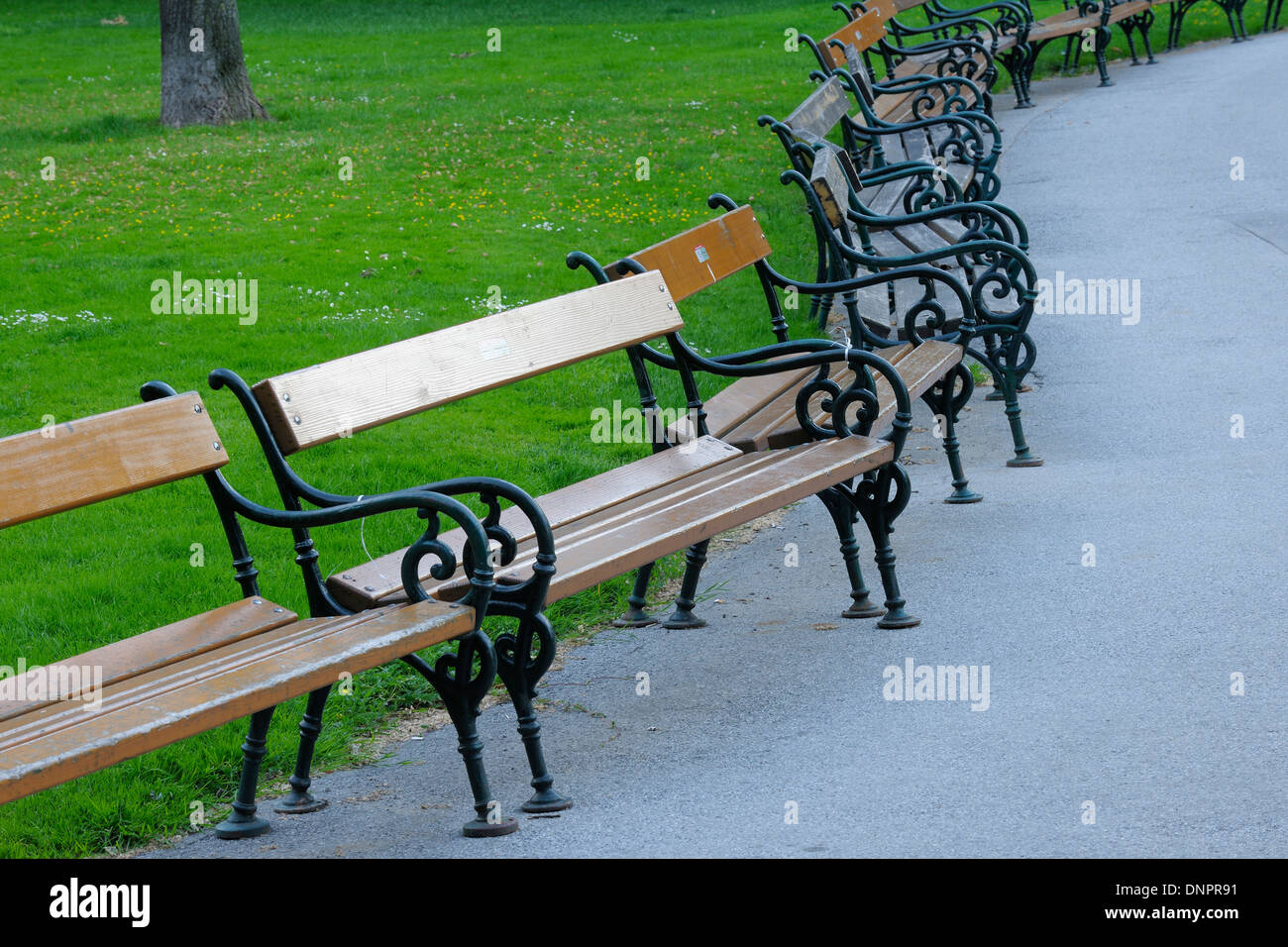 Curved line benches hi-res stock photography and images - Alamy