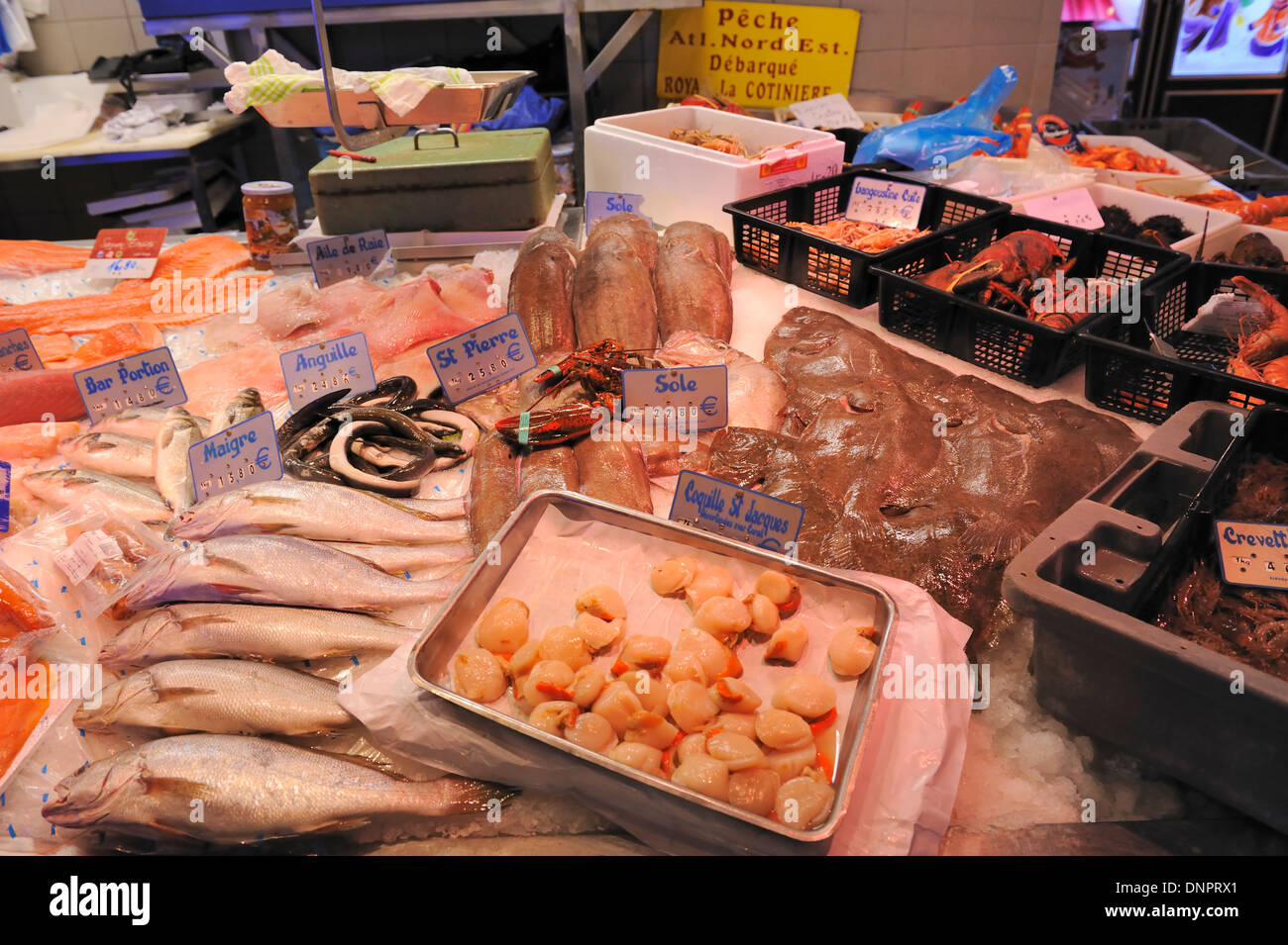 Fish market shop hi-res stock photography and images - Alamy