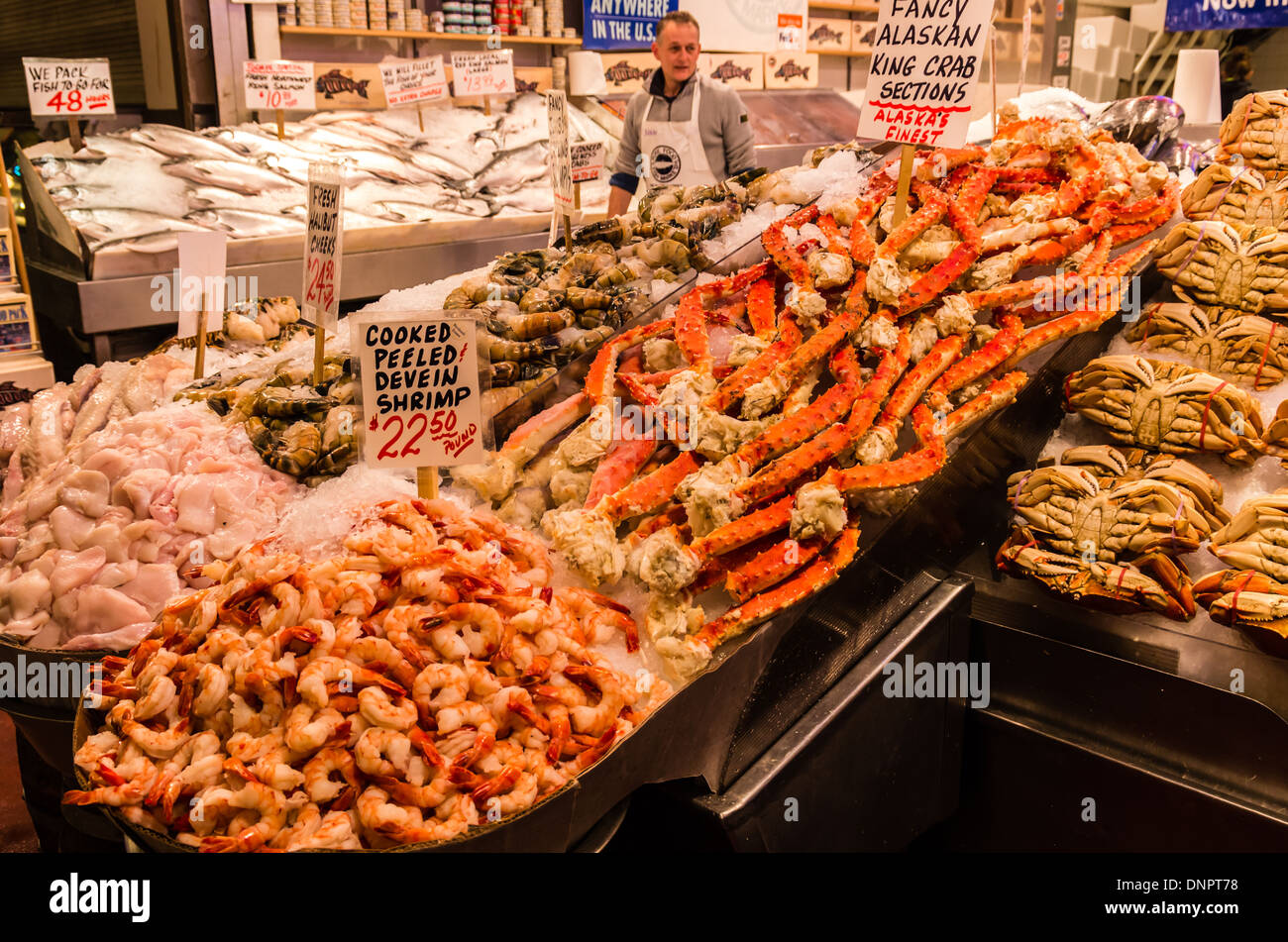 Fish monger setting up a display in a market stall Pike Place Market ...