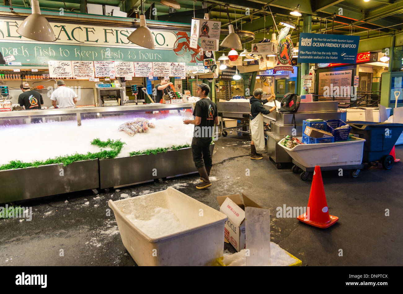Fish mongers display hi-res stock photography and images - Alamy