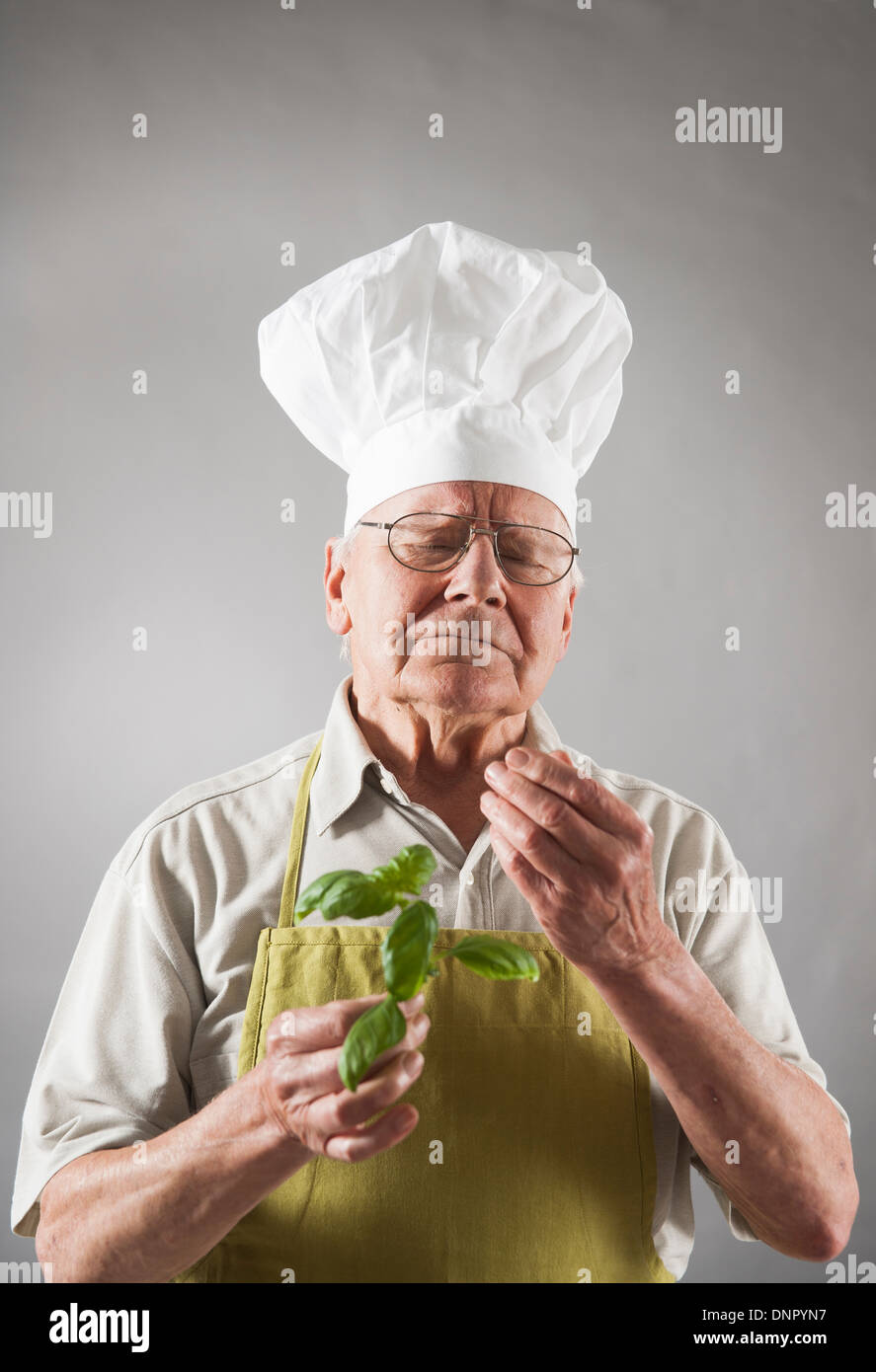 Man wearing cooks apron hi-res stock photography and images - Alamy