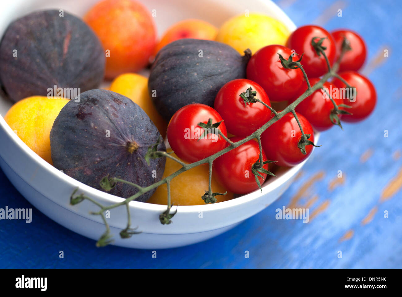 Vine tomatoes and figs in a bowl Stock Photo - Alamy