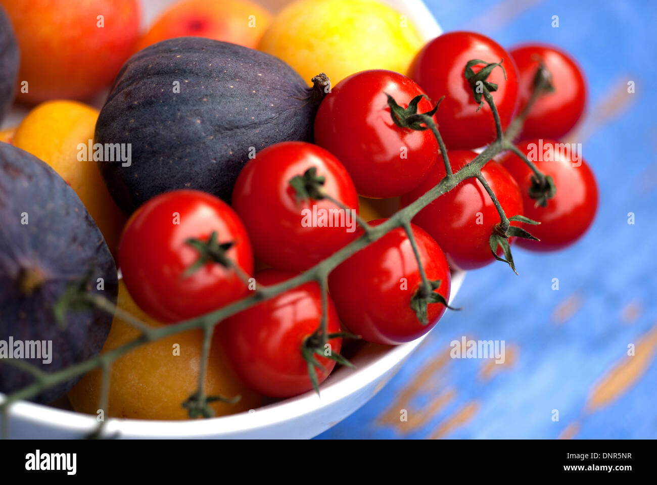 Vine tomatoes and figs in a bowl Stock Photo - Alamy