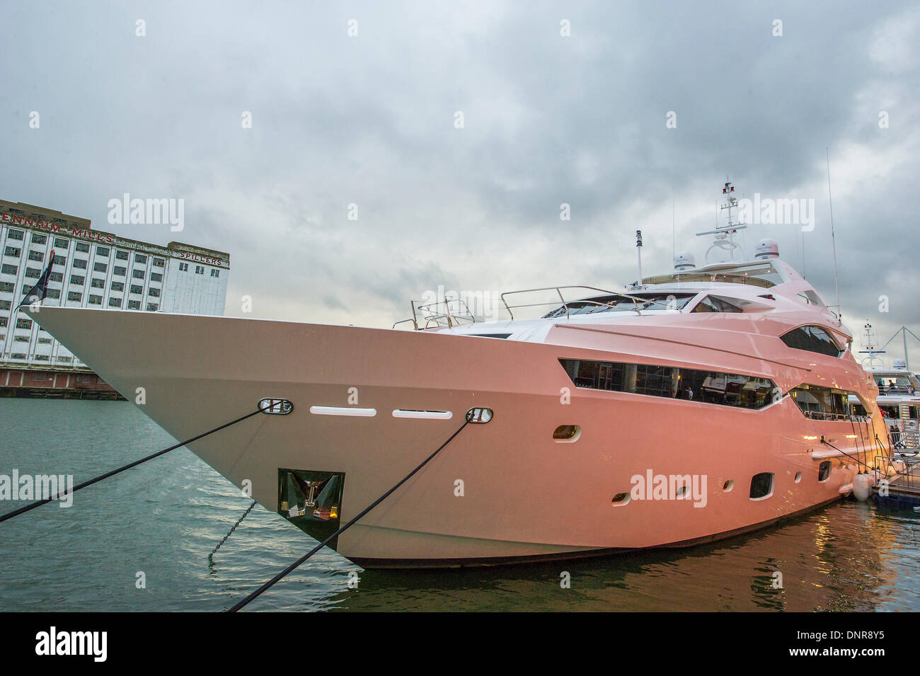 London victoria dock mooring hi-res stock photography and images - Alamy