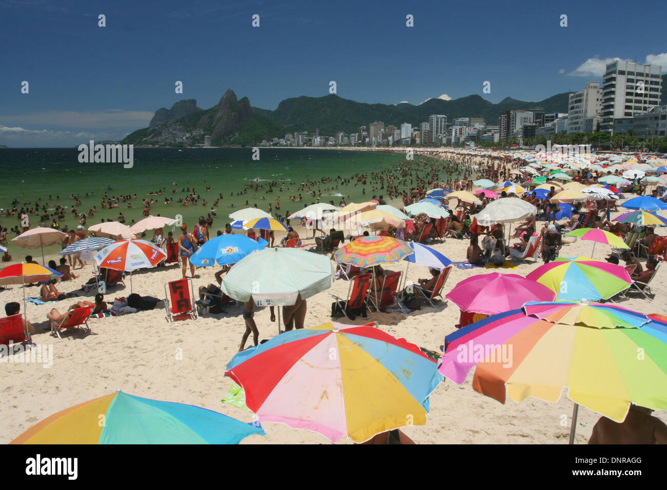 Arpoador Beach, Rio de Janeiro, Brazil. 4th Jan, 2014. Thousands of ...