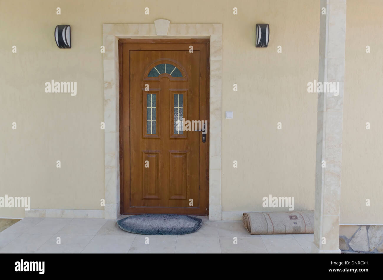 Cream colored house hi-res stock photography and images - Alamy