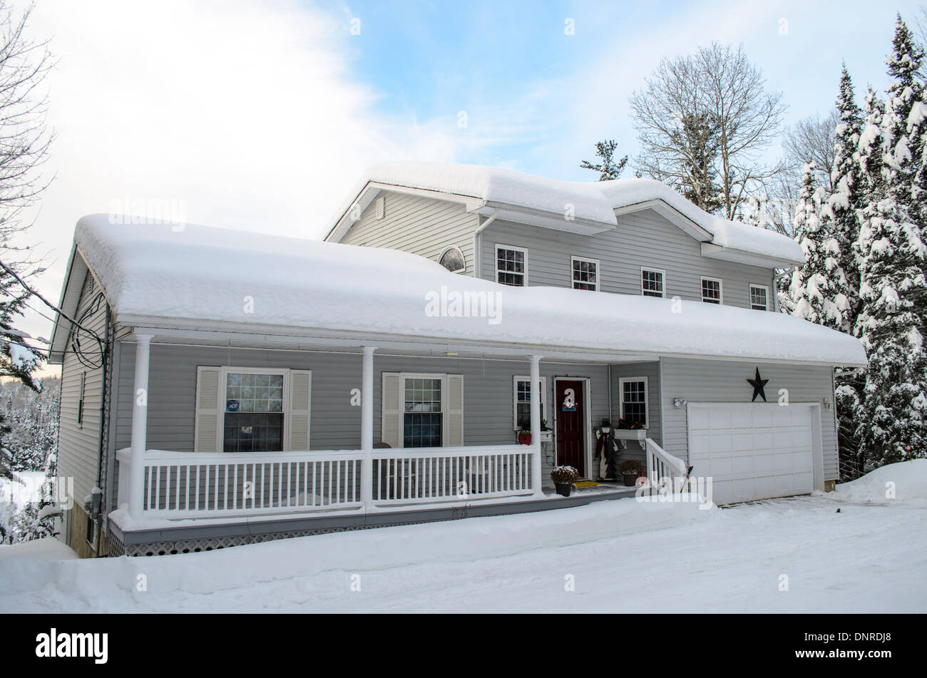 Typical canadian house hi-res stock photography and images - Alamy