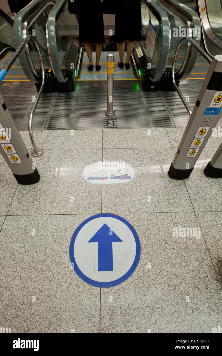 Escalator sign hi-res stock photography and images - Alamy