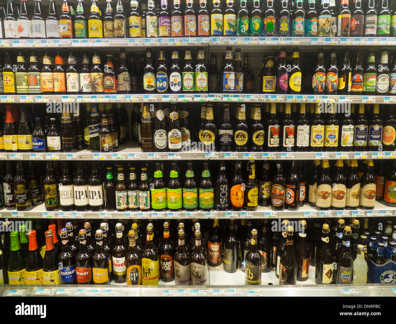 Shopping aisle beer hi-res stock photography and images - Alamy
