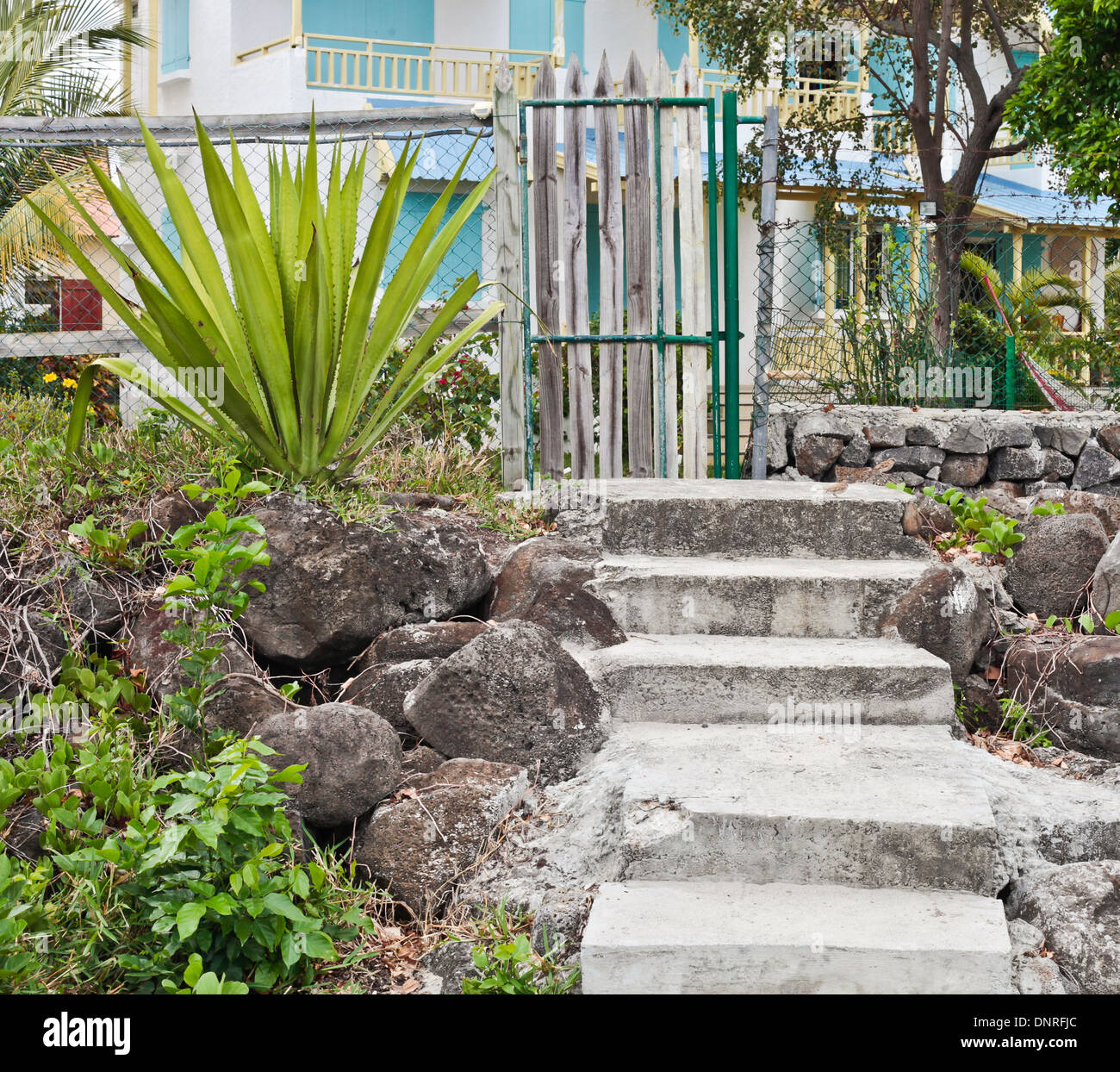 Inviting garden gate hi-res stock photography and images - Alamy