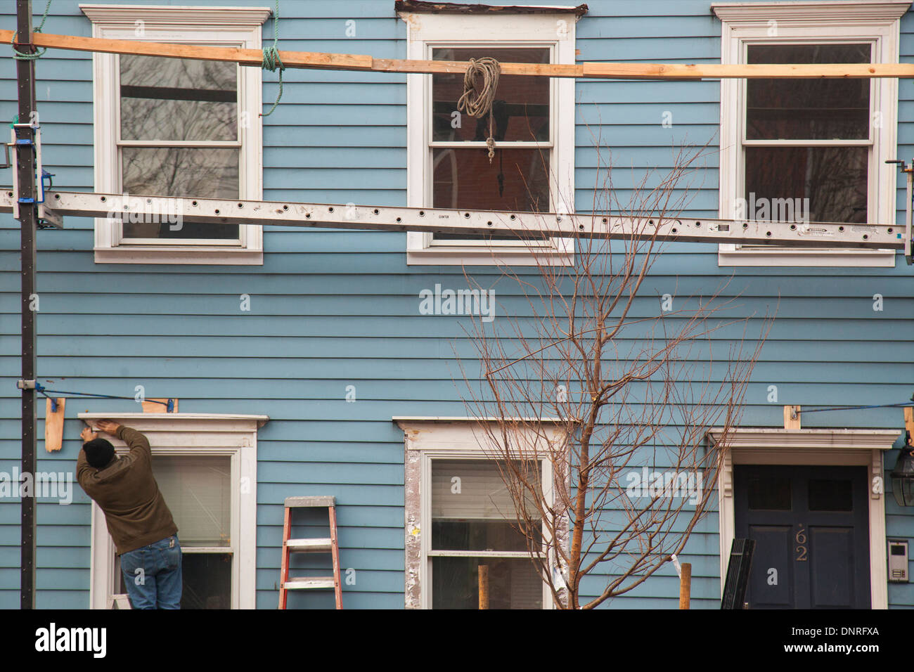 Old man working outside hi-res stock photography and images - Alamy