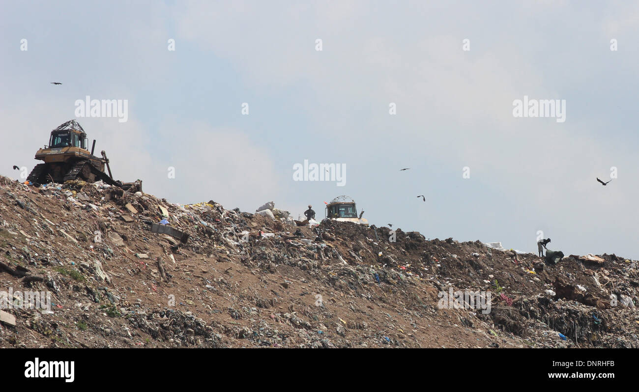 Kolonnawa, Sri Lanka. 18th Nov, 2013. A trash mountain is pictured in ...