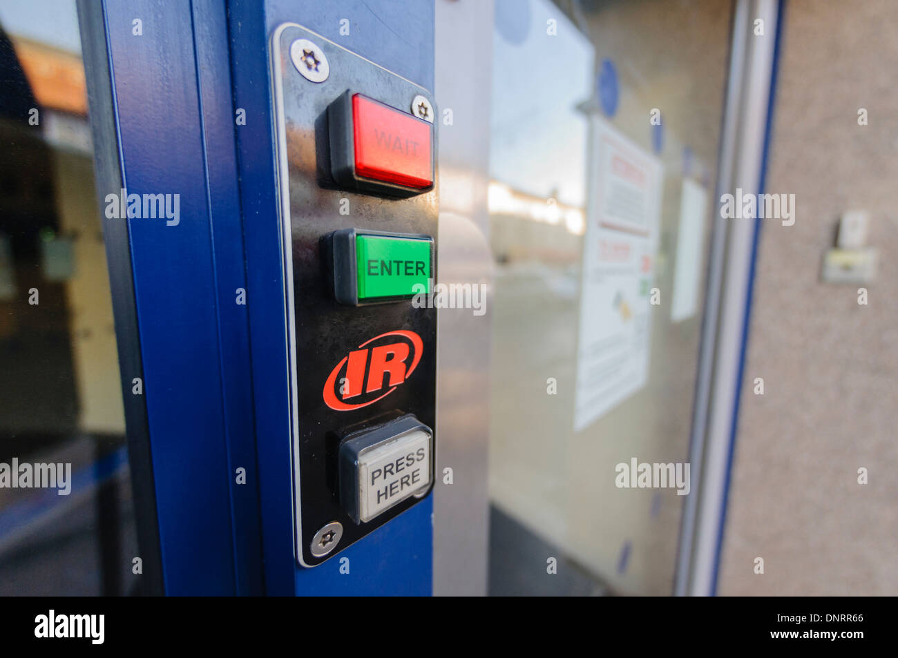 Red green push buttons hi-res stock photography and images - Alamy