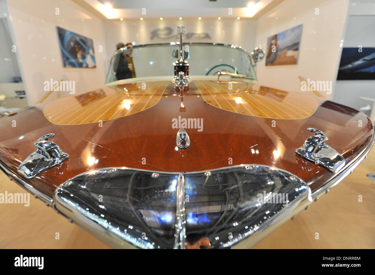 Excel, London, UK. 5th January 2014. Visitors look at a boat on display ...