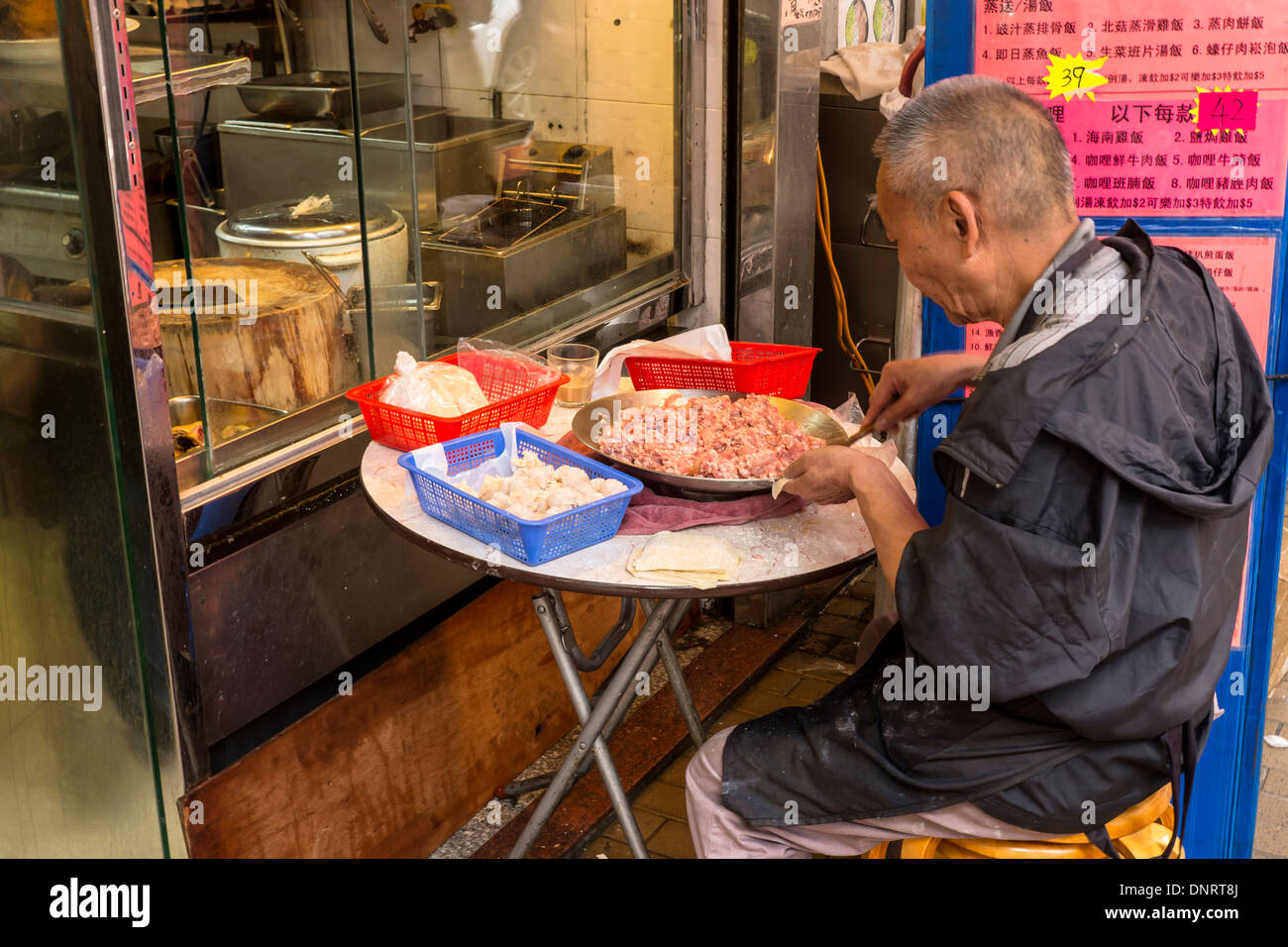 Old Man Wrapping Wonton Dumpling, Hong Kong, China Stock Photo - Alamy