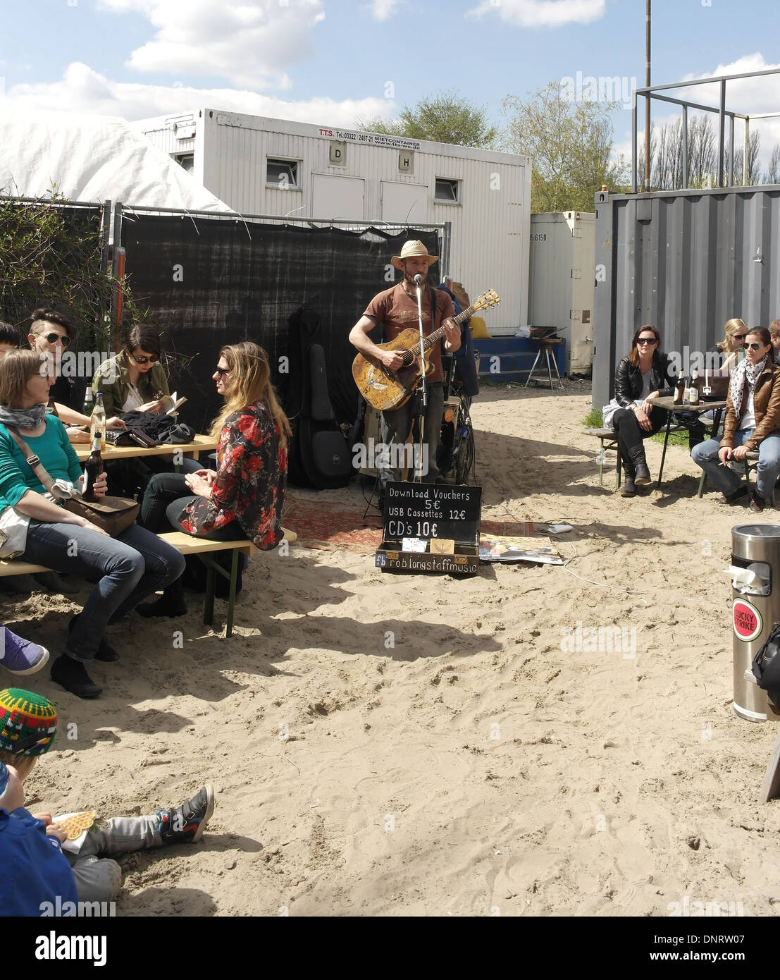 Singer guitar tables people hi-res stock photography and images - Alamy