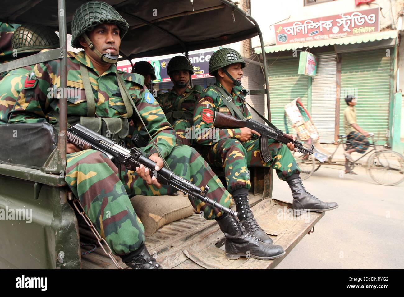 Bangladeshi army soldiers patrol in hi-res stock photography and images ...