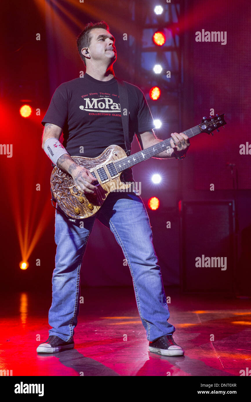Chris henderson 3 doors down hi-res stock photography and images - Alamy