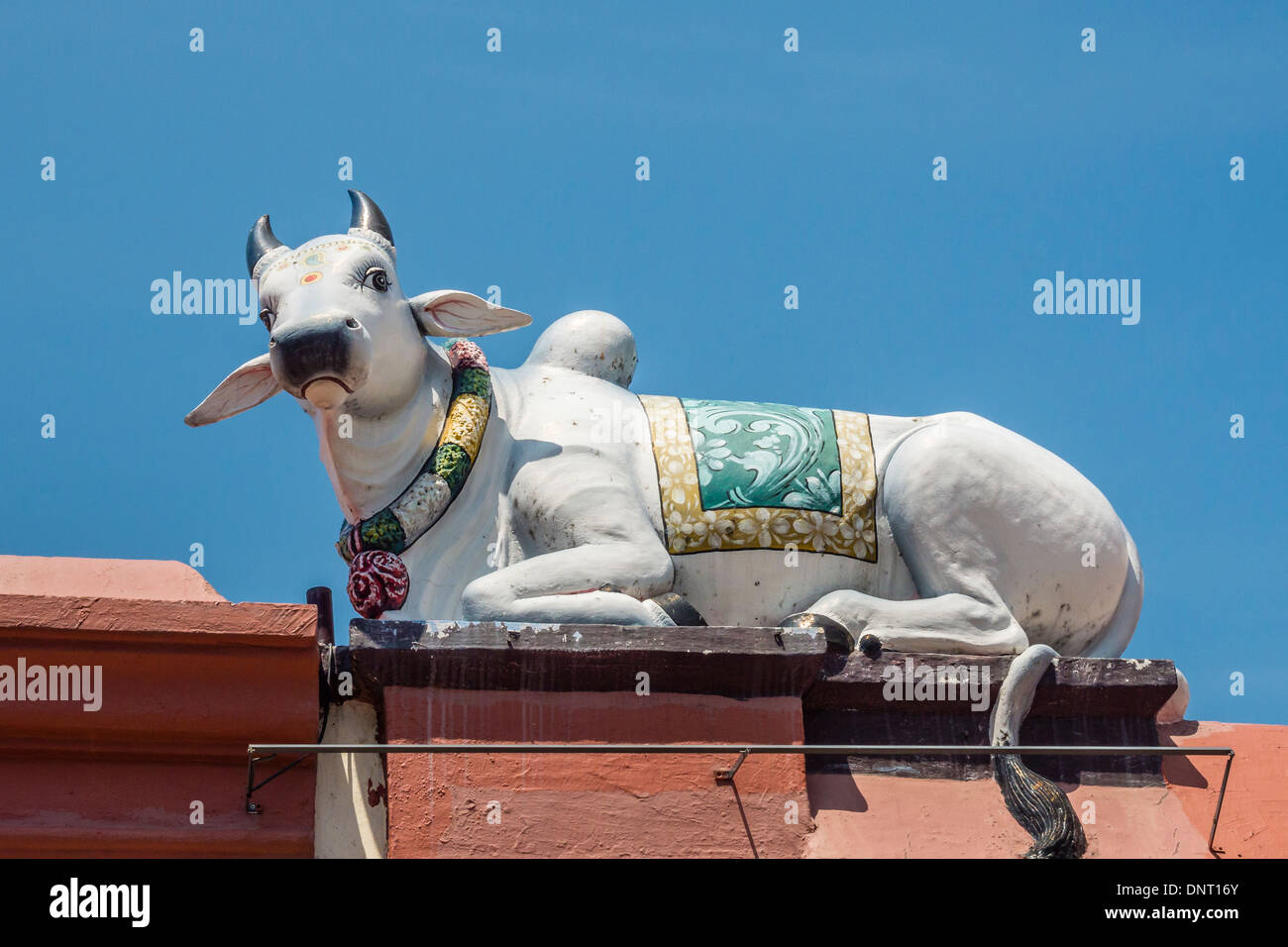Cow Sculpture in Sri Mariamman Temple, Singapore Stock Photo - Alamy