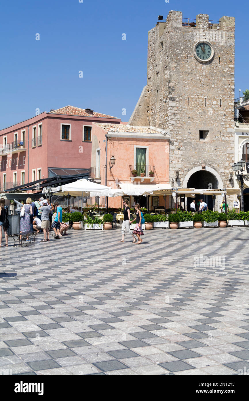 Taormina piazza hi-res stock photography and images - Alamy