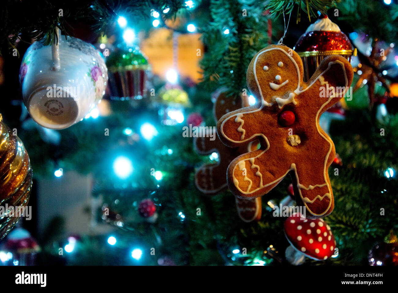 Gingerbread man christmas decoration hi-res stock photography and ...