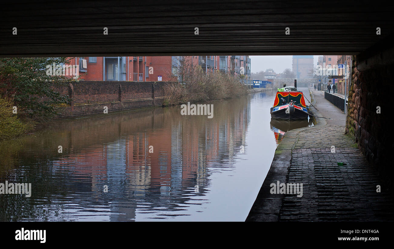 Red narrowboat hi-res stock photography and images - Alamy
